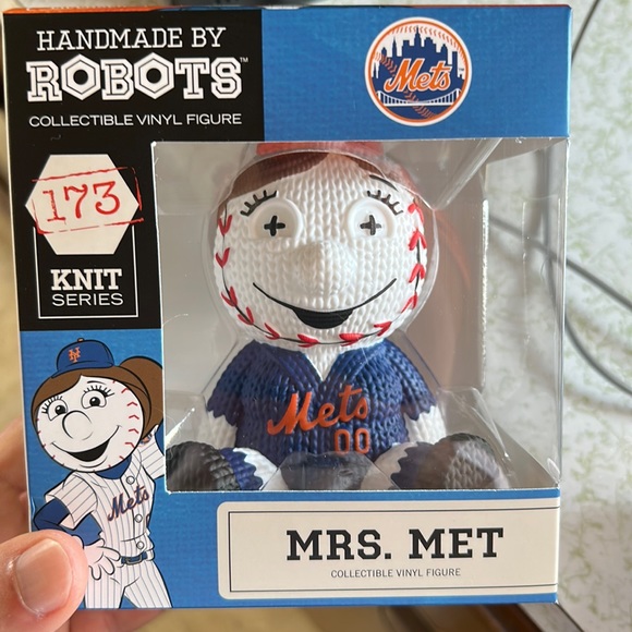 Robots | Art | Mrs Met Collectible Figure | Poshmark